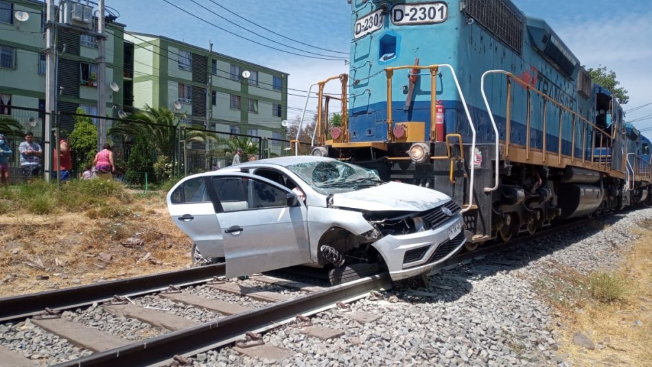 Tren Chocó Y Arrastró Por 300 Metros A Un Auto En Estación Central El